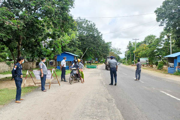 ကျောက်ပန်းတောင်းမြို့နယ်တွင် ကျောက်ပန်းတောင်း မြင်းခြံကားလမ်းအဝင်နှင့် ချောက်မြို့ အထွက်တို့တွင